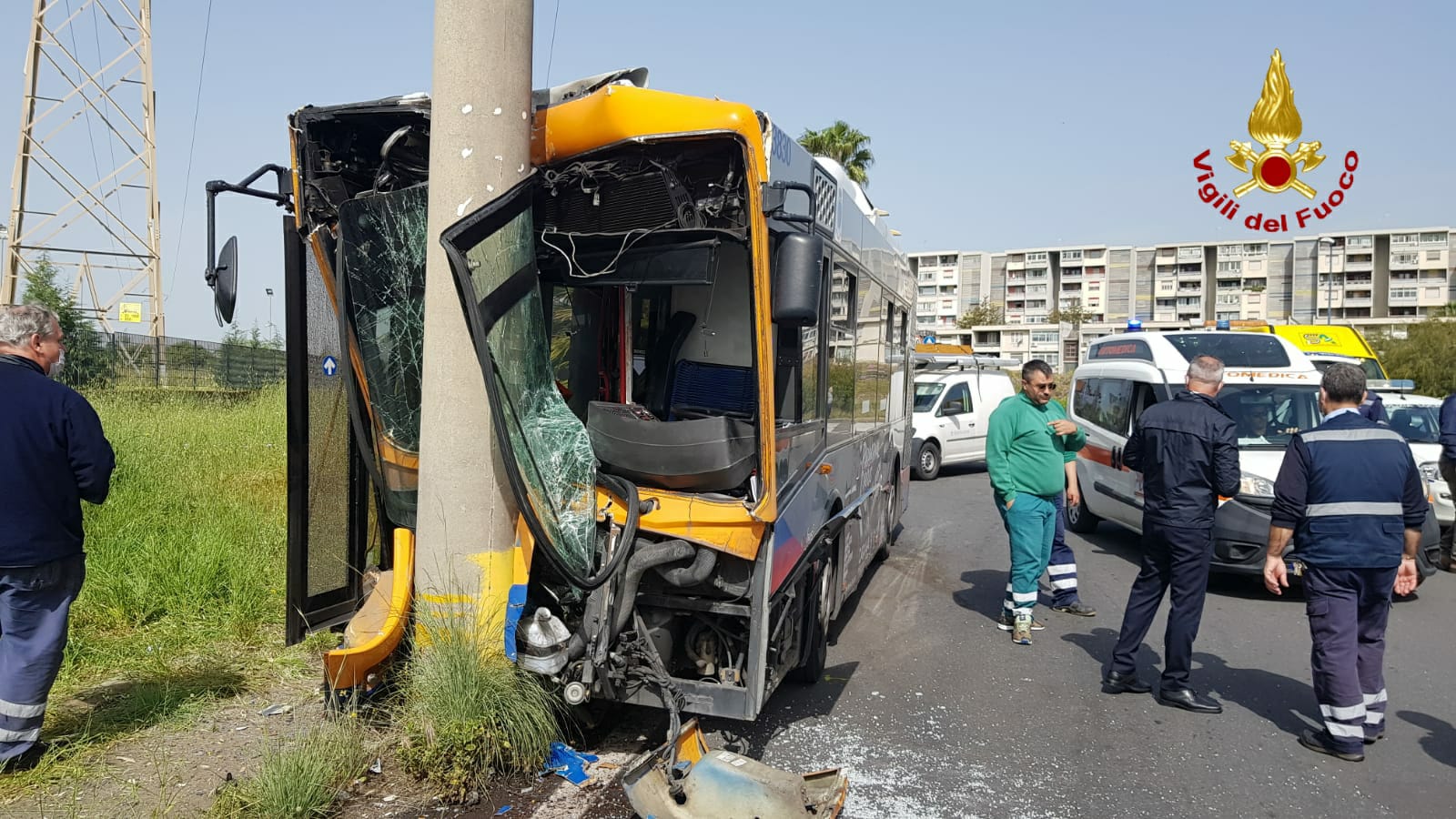 Catania, a Librino bus a metano impatta contro palo della luce: 7 ...