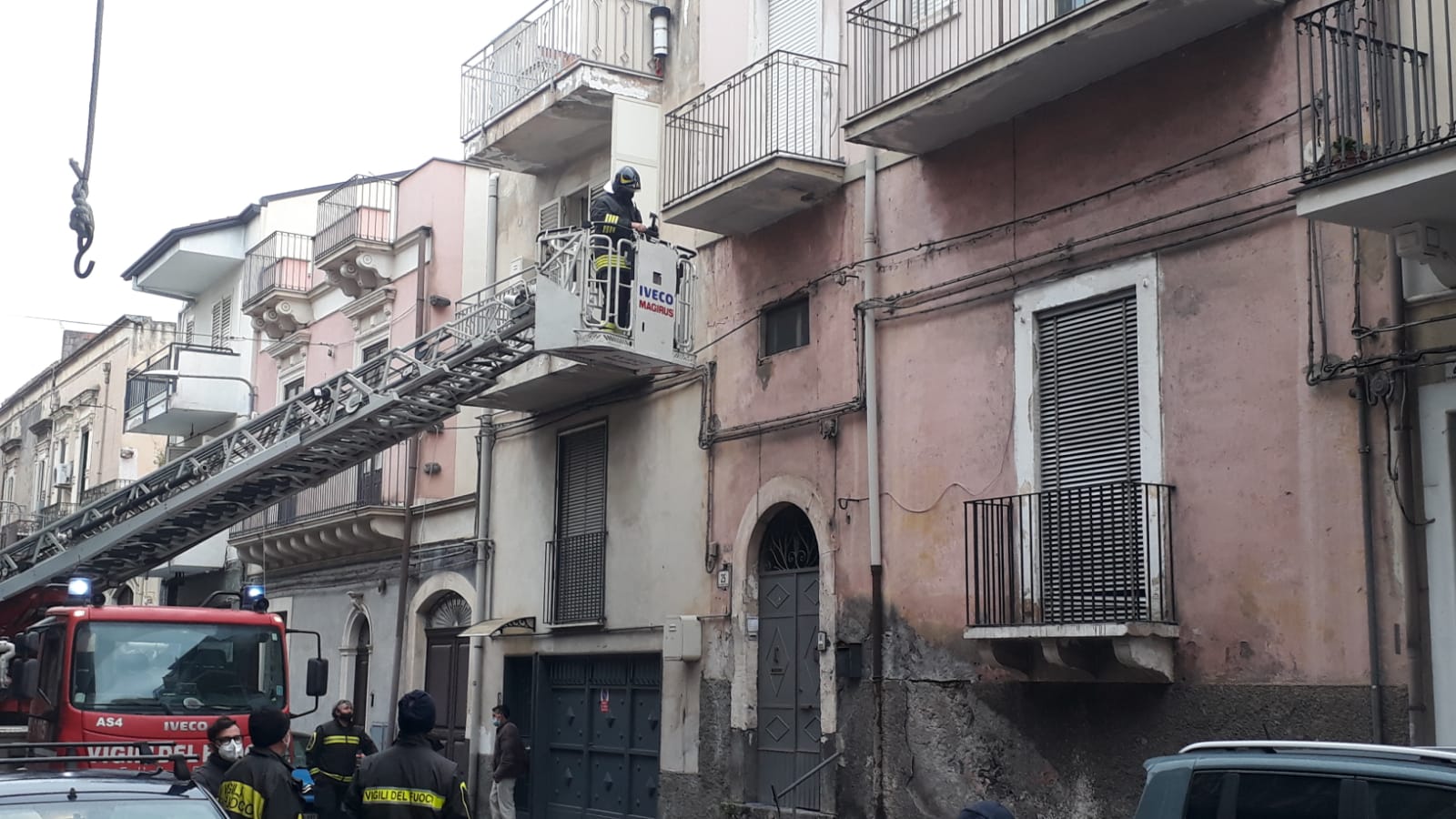 Paternò, caduta calcinacci in via Canonico Renna: cede parte bassa di ...