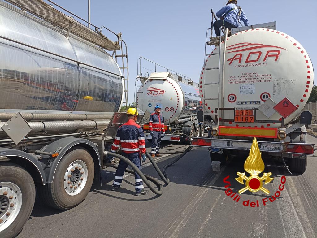 Catania, sulla Tangenziale travaso in autocisterna di alcol benzilico ...