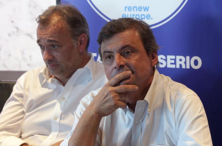 La storia capovolta di Richetti: Calenda difende il senatore accusato ...