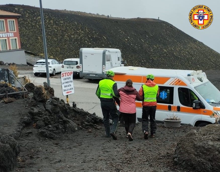 Etna, soccorsa nel cratere Silvestri giovane studentessa colta da ...