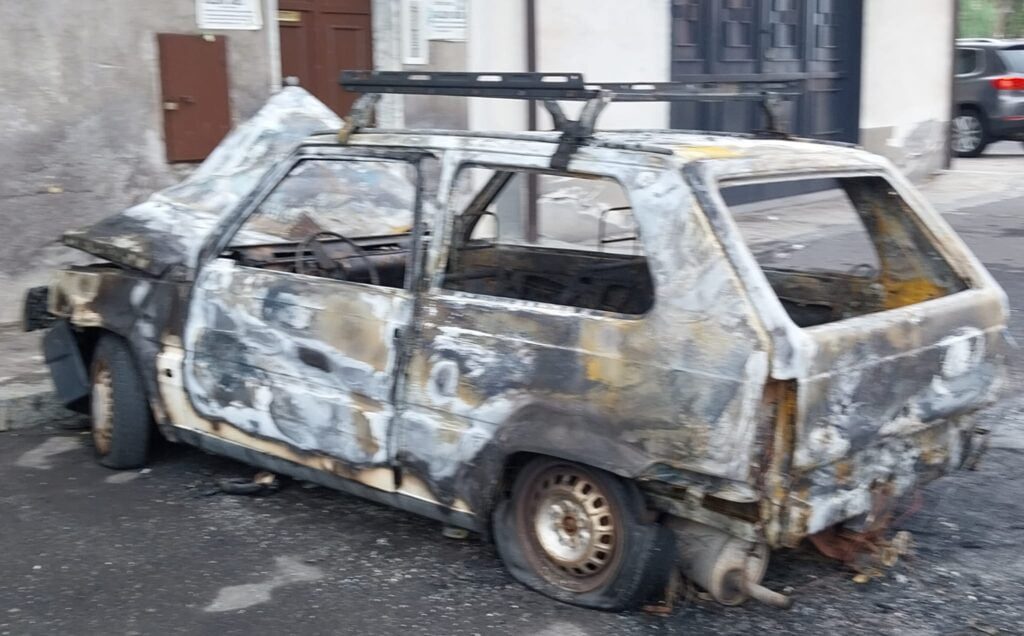Paternò, incendio distrugge una vecchia Fiat Panda: era parcheggiata in ...