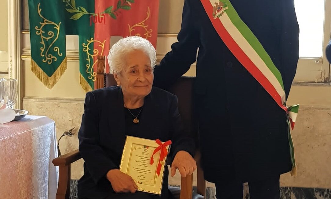 Belpasso, Nonna Angela festeggia i 100 anni nell’aula consiliare: gli ...