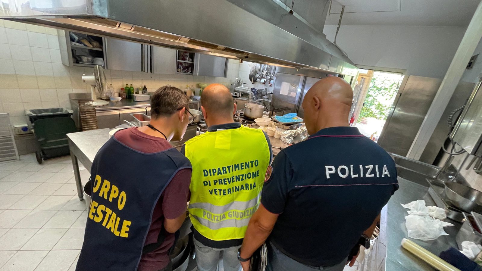 Aci Castello: lavoratori in nero, cibi scaduti e blatte in due lidi ...