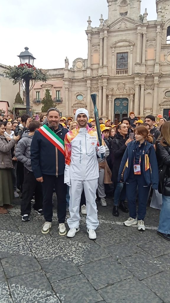 La torcia olimpica accende Acireale tra la pioggia: festa in piazza con ...