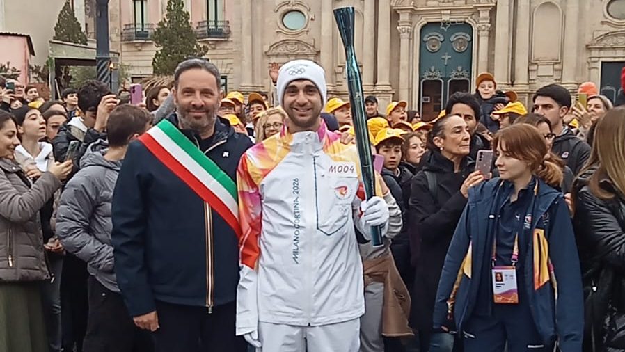 La torcia olimpica accende Acireale tra la pioggia: festa in piazza con ...